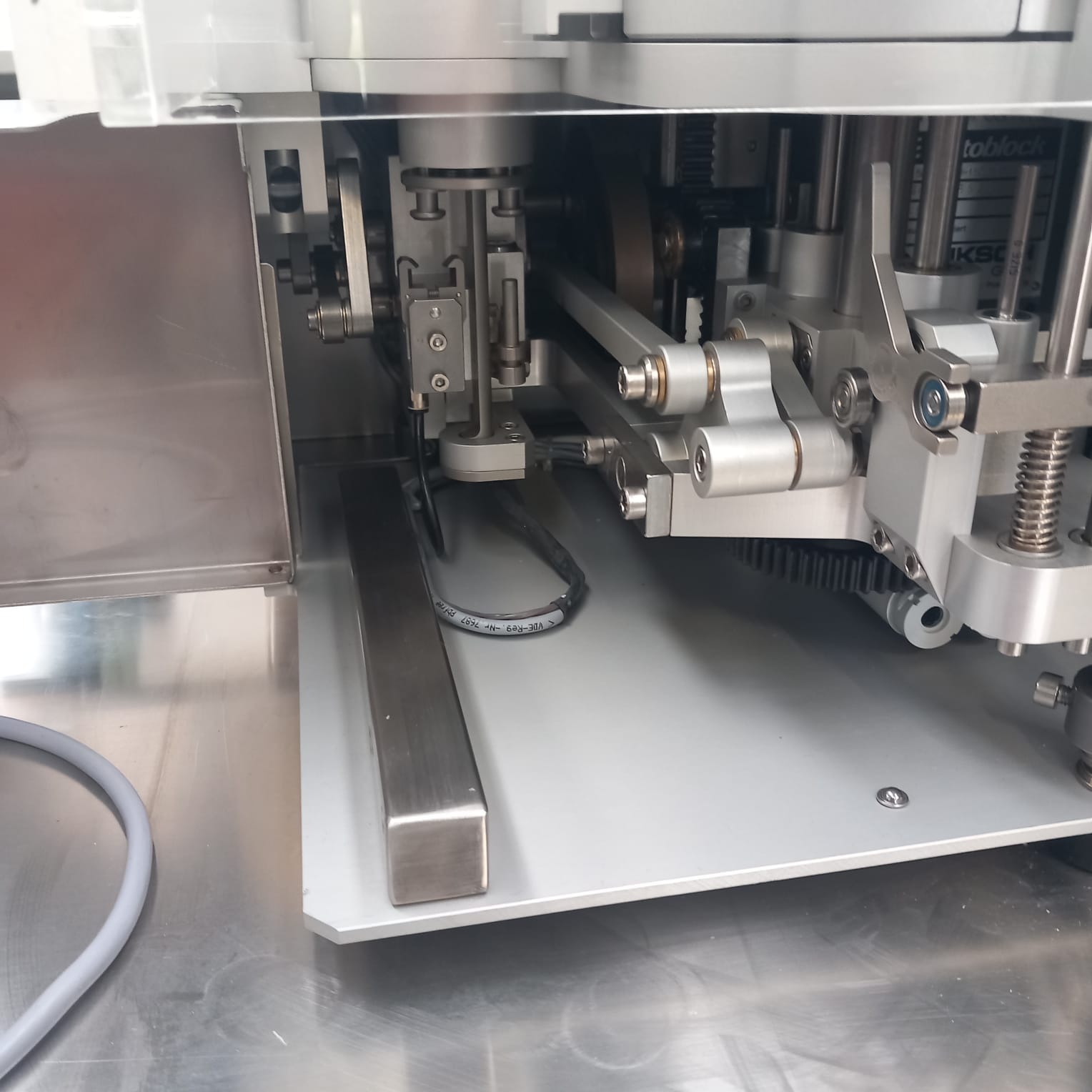 Capsule Filling Machines/Capsule Polishing Machines Capsulgel CFS 1200